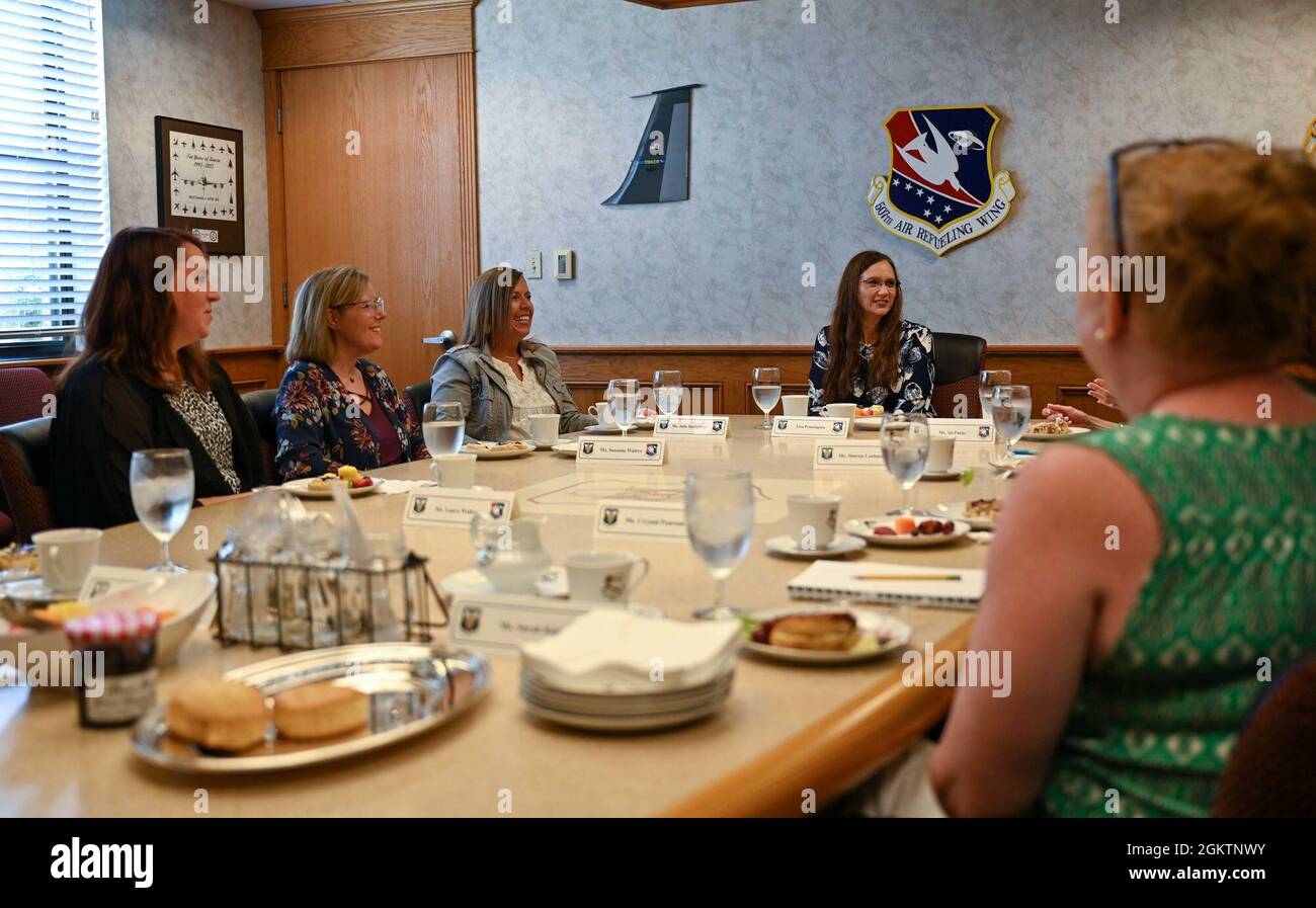 Mrs. Lisa Pennington, spouse of 4th Air Force commander, Maj. Gen ...