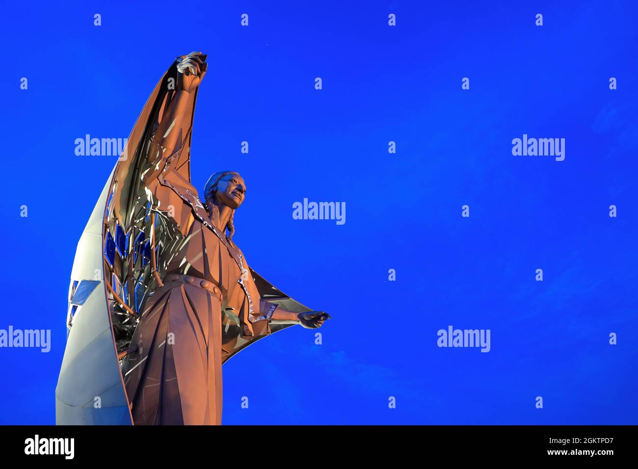 Dignity of earth and sky sculpture hi-res stock photography and images ...