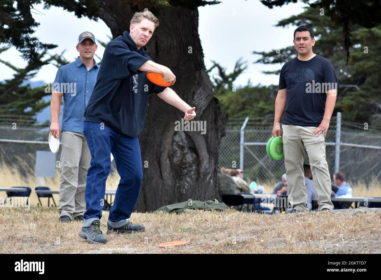 Members of the 229th Military Intelligence Battalion play disc golf ...