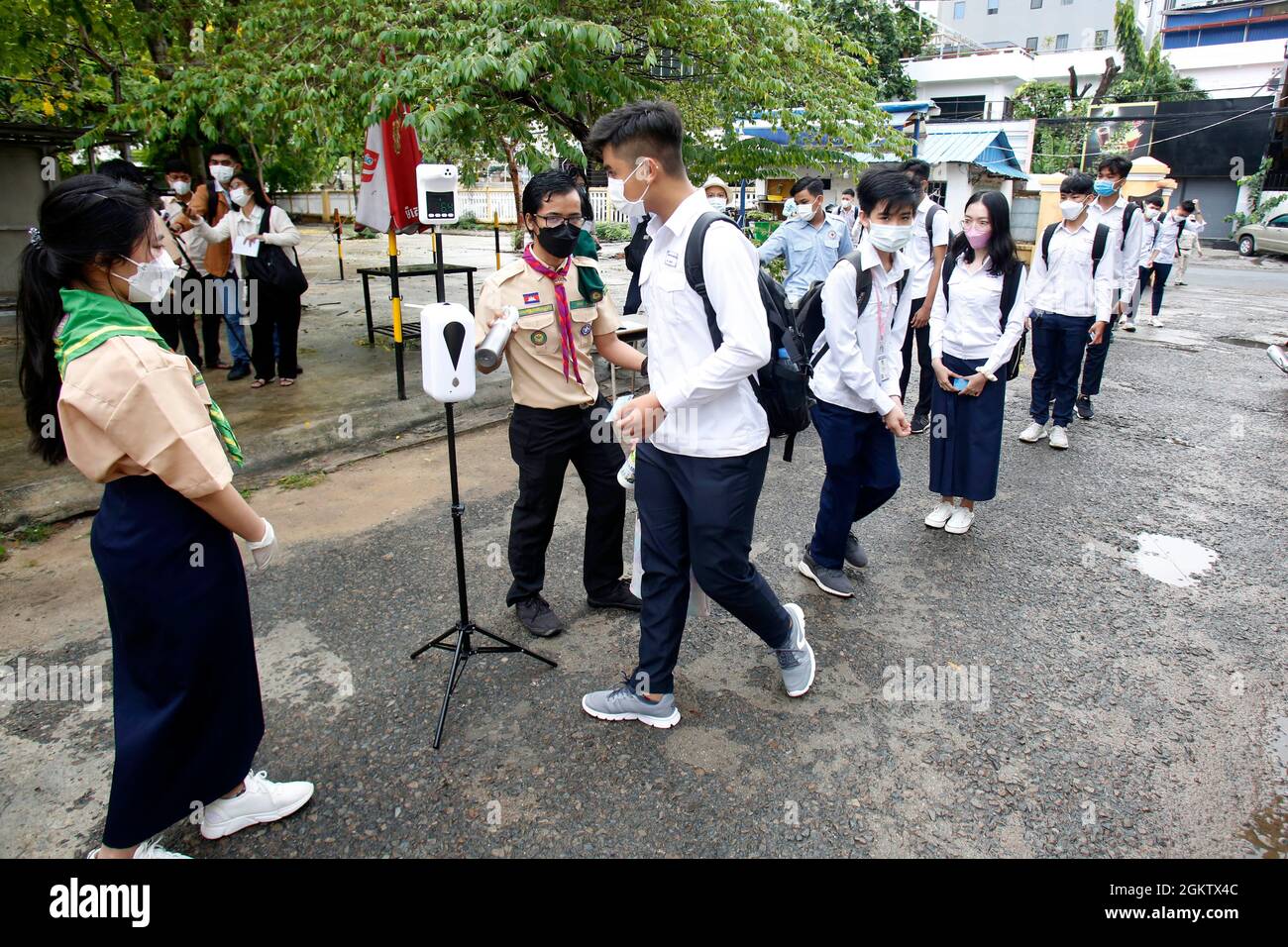 Phnom Penh, Cambodia. 15th Sep, 2021. Students queue for body ...