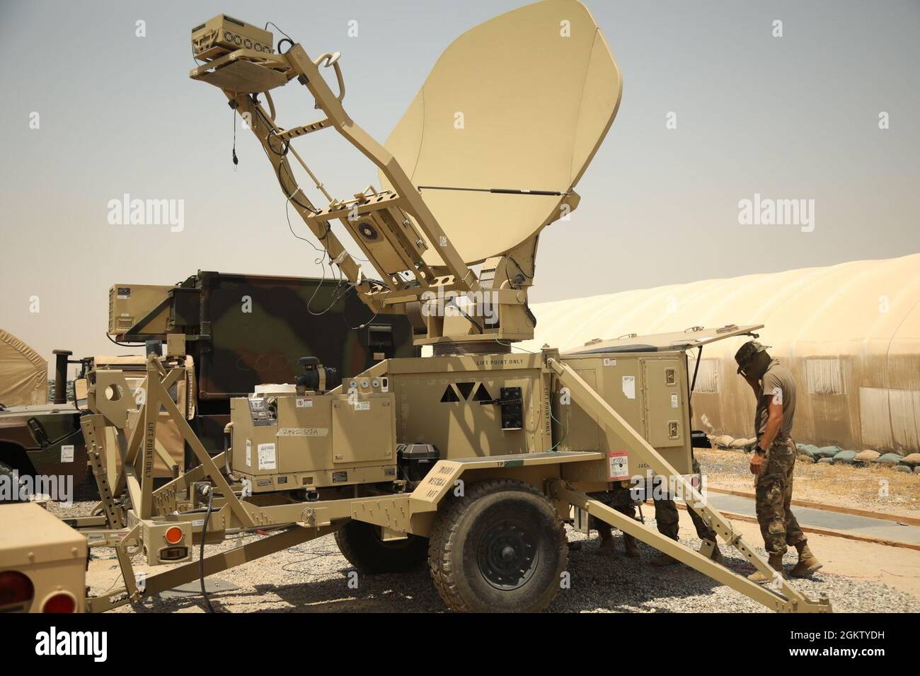 Soldiers with 414th Signal Company, Division Special Troops Battalion ...