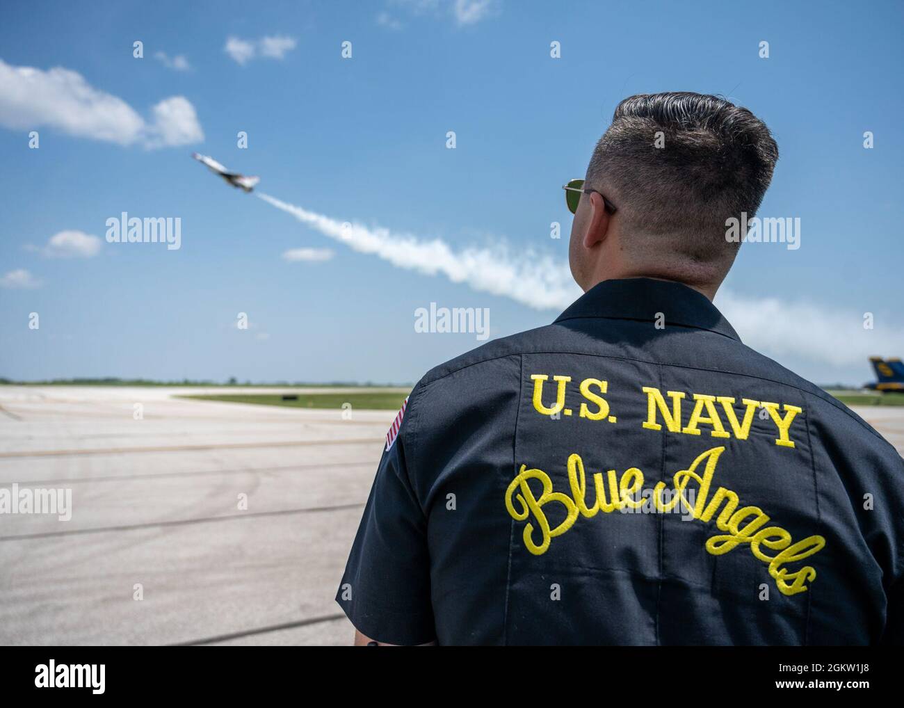 Two 2 angels hi-res stock photography and images - Alamy