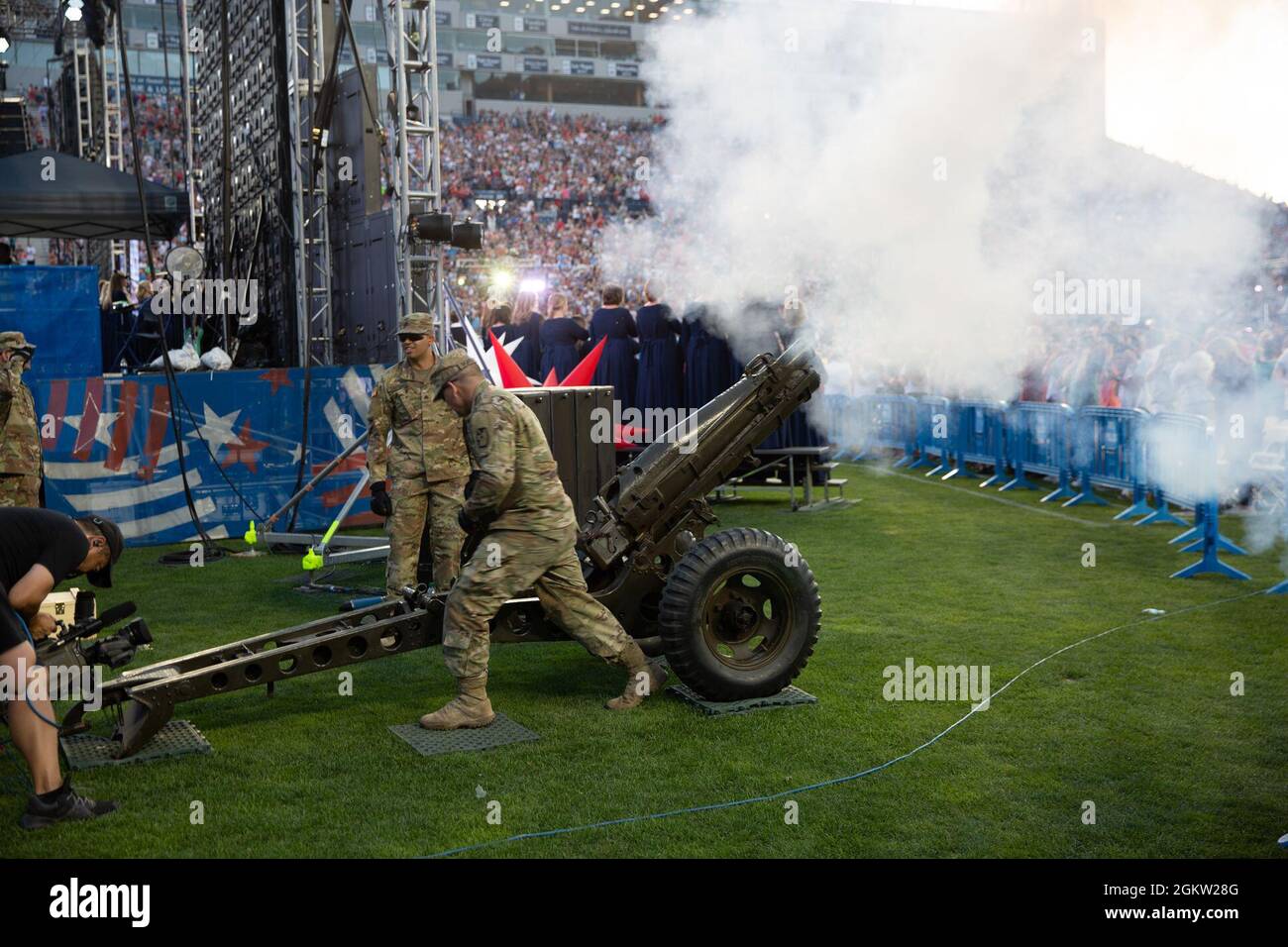 1 145th field artillery cannon salute hi-res stock photography and images - Alamy