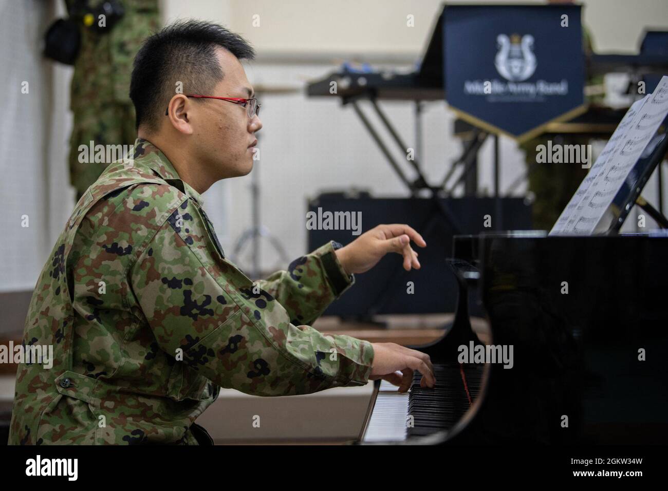Members of the Japanese Ground Self-Defense Force (JGSDF) Middle Army ...