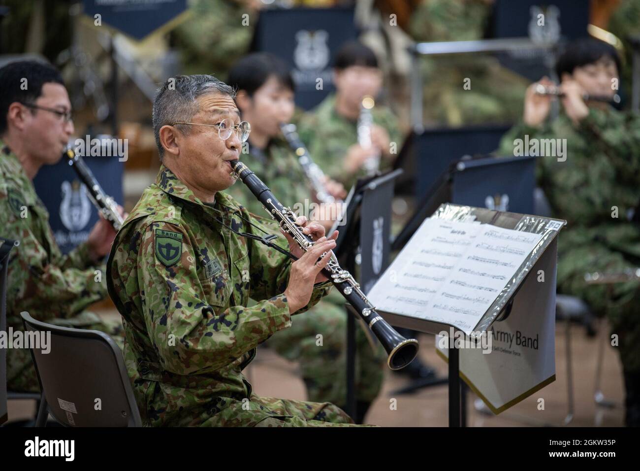 Members of the Japanese Ground Self-Defense Force (JGSDF) Middle Army ...