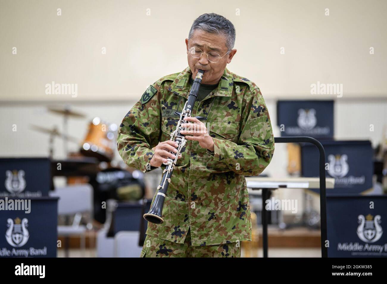 Members of the Japanese Ground Self-Defense Force (JGSDF) Middle Army ...