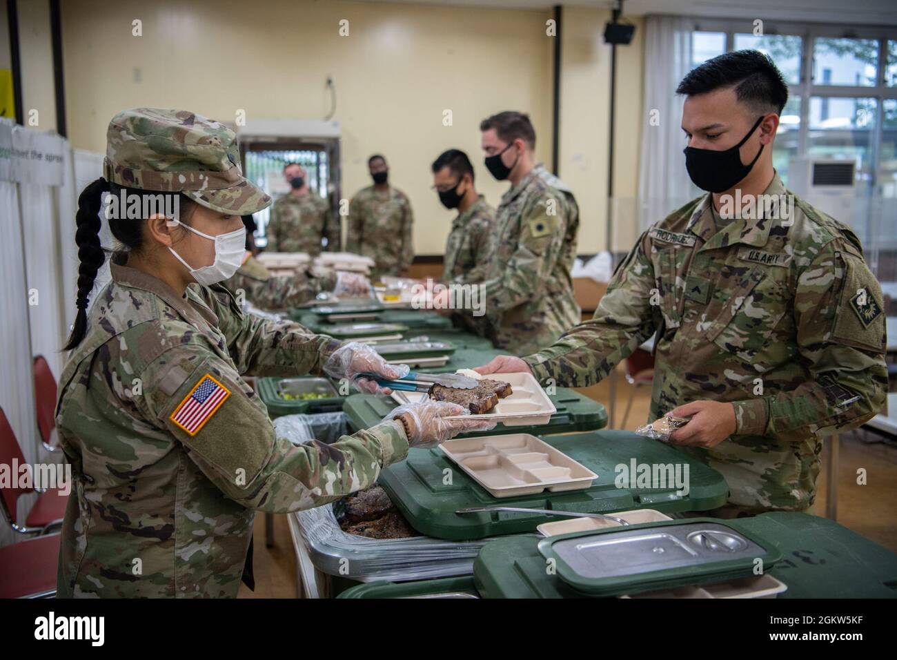 U.S. Army soldiers with 35th Combat Sustainment Support Battalion ...
