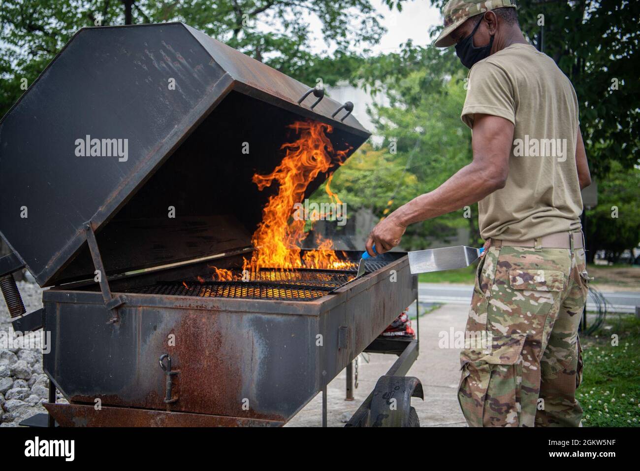 U.S. Army soldiers with 35th Combat Sustainment Support Battalion ...