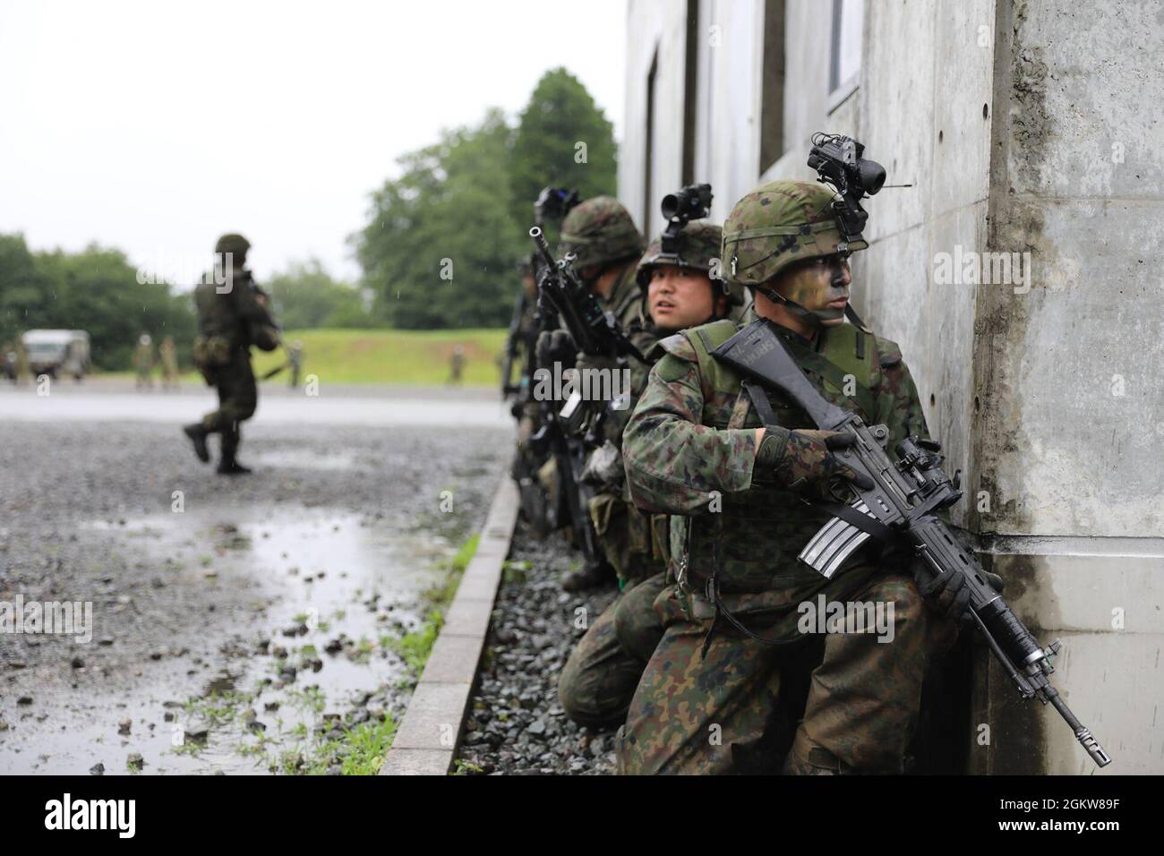 Members of the Japan Ground Self-Defense Force's 15th Rapid Deployment ...