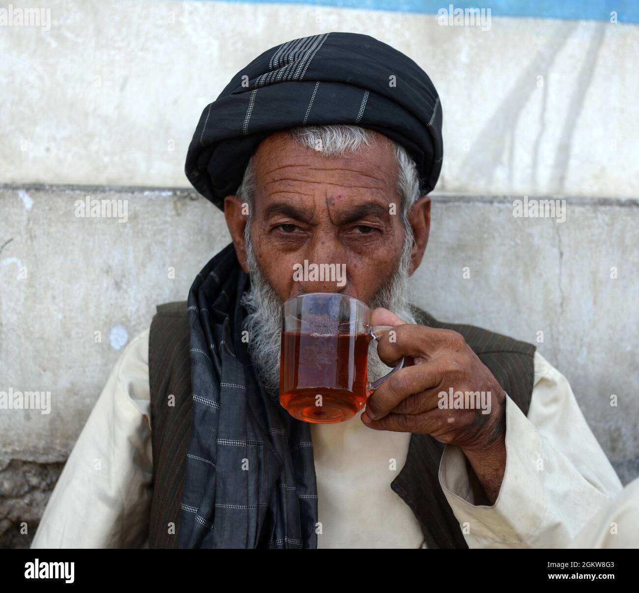 (210915) -- KANDAHAR, Sept. 15, 2021 (Xinhua) -- An Afghan man drinks ...