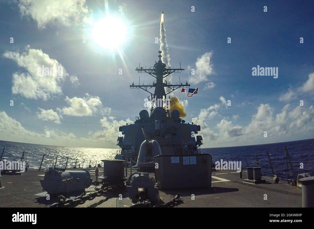 The Arleigh Burke-class guided-missile destroyer USS Benfold (DDG 65 ...