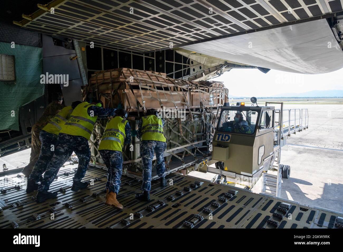 Airmen from the Royal Australian Air Force, along with 9th Airlift ...