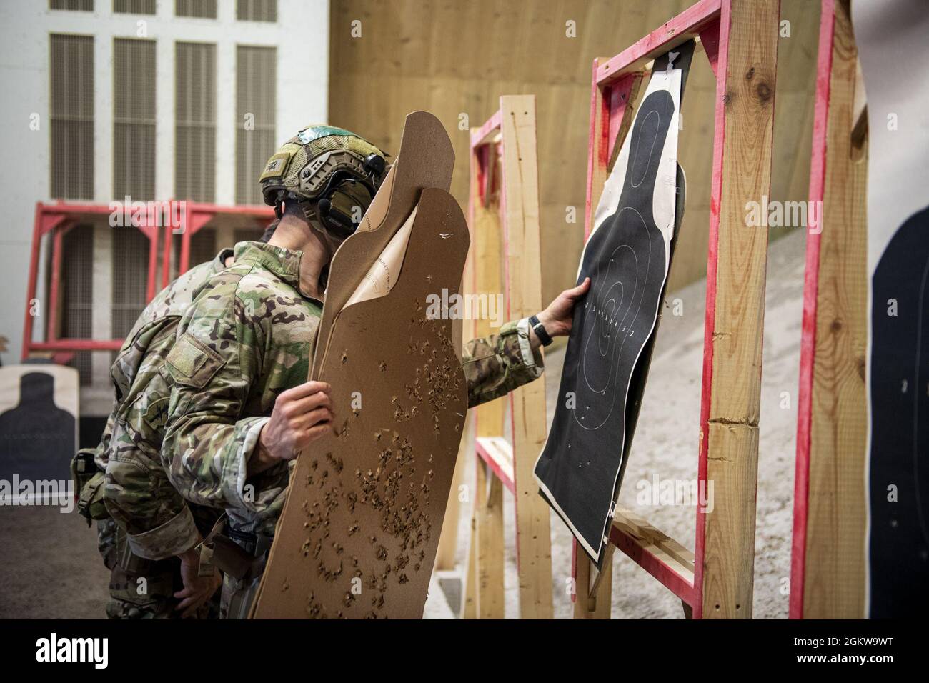 A U.S. Army Green beret assigned to the 1st Battalion, 10th Special ...
