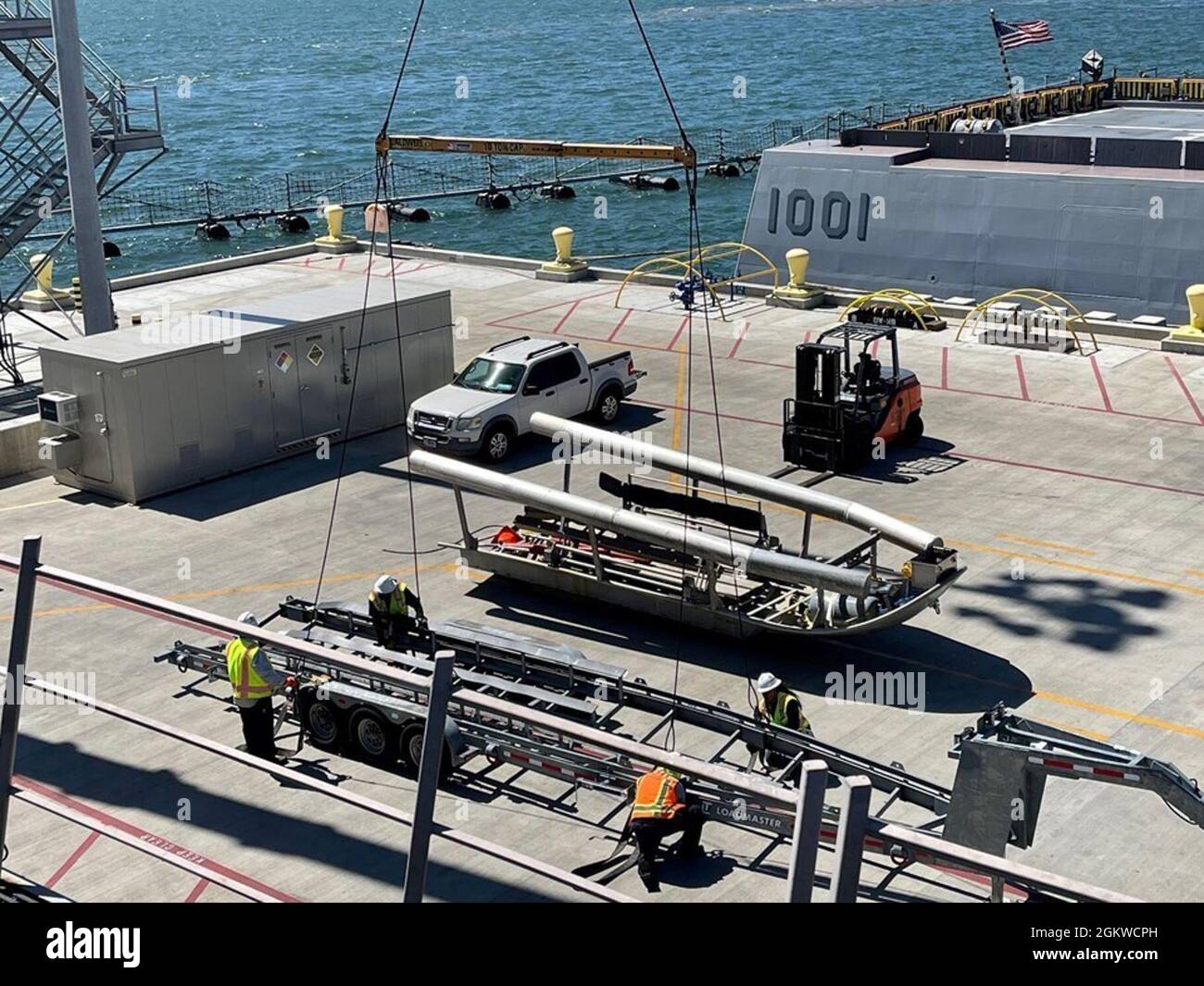 Crane riggers hi-res stock photography and images - Alamy