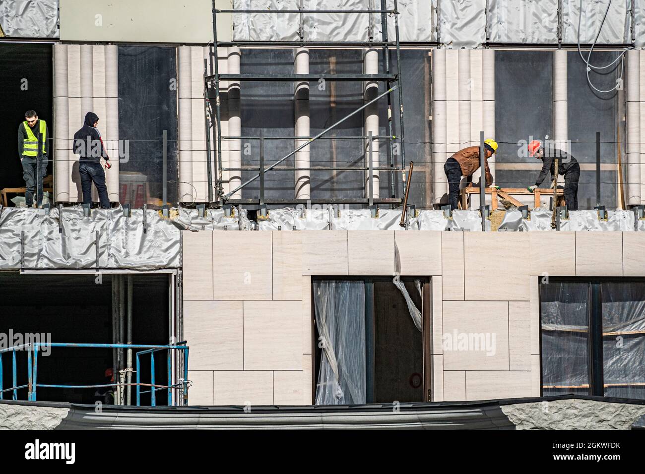 Russia, Moscow. Workers at a construction site Stock Photo - Alamy
