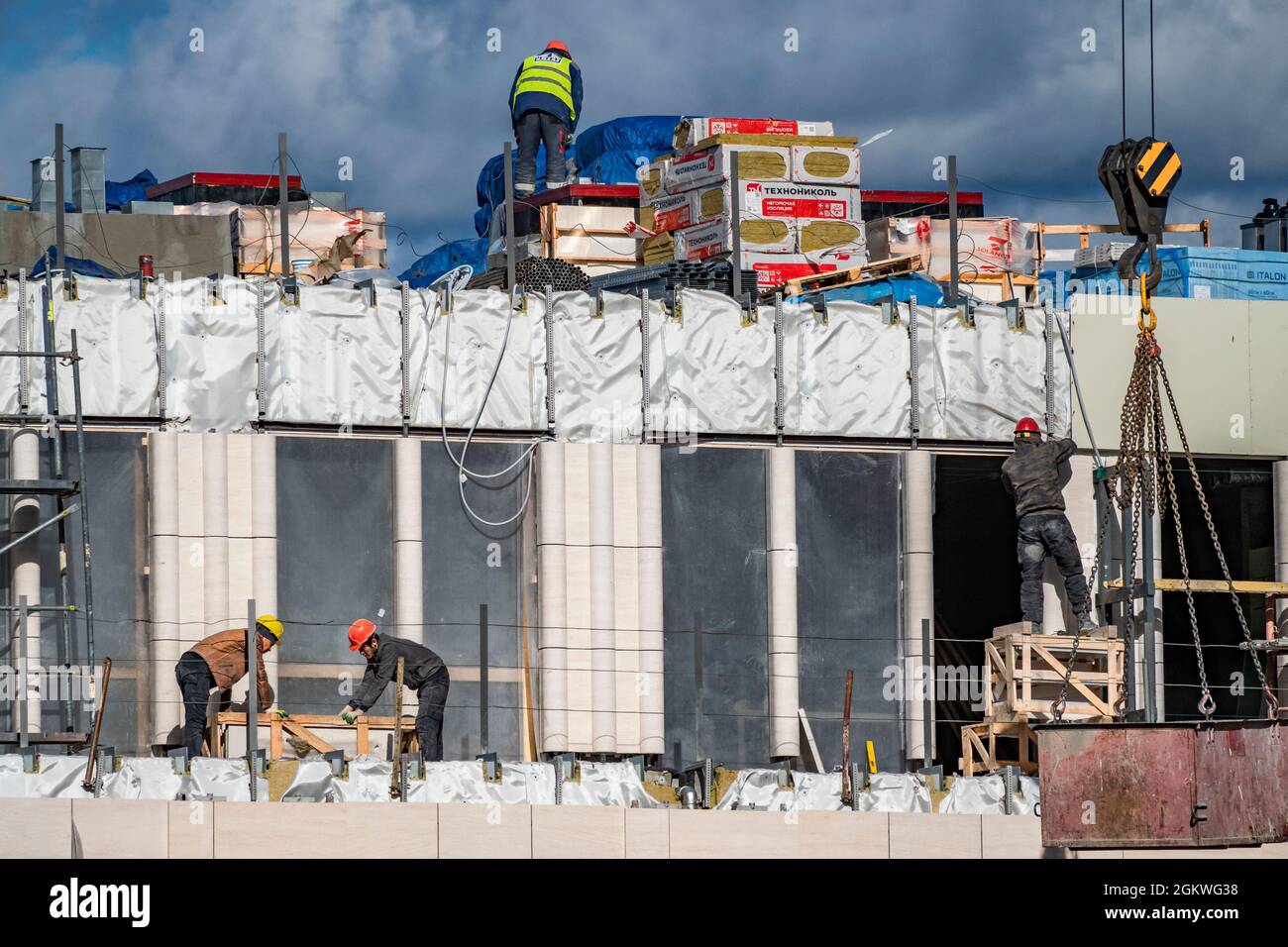 Russia, Moscow. Workers at a construction site Stock Photo - Alamy