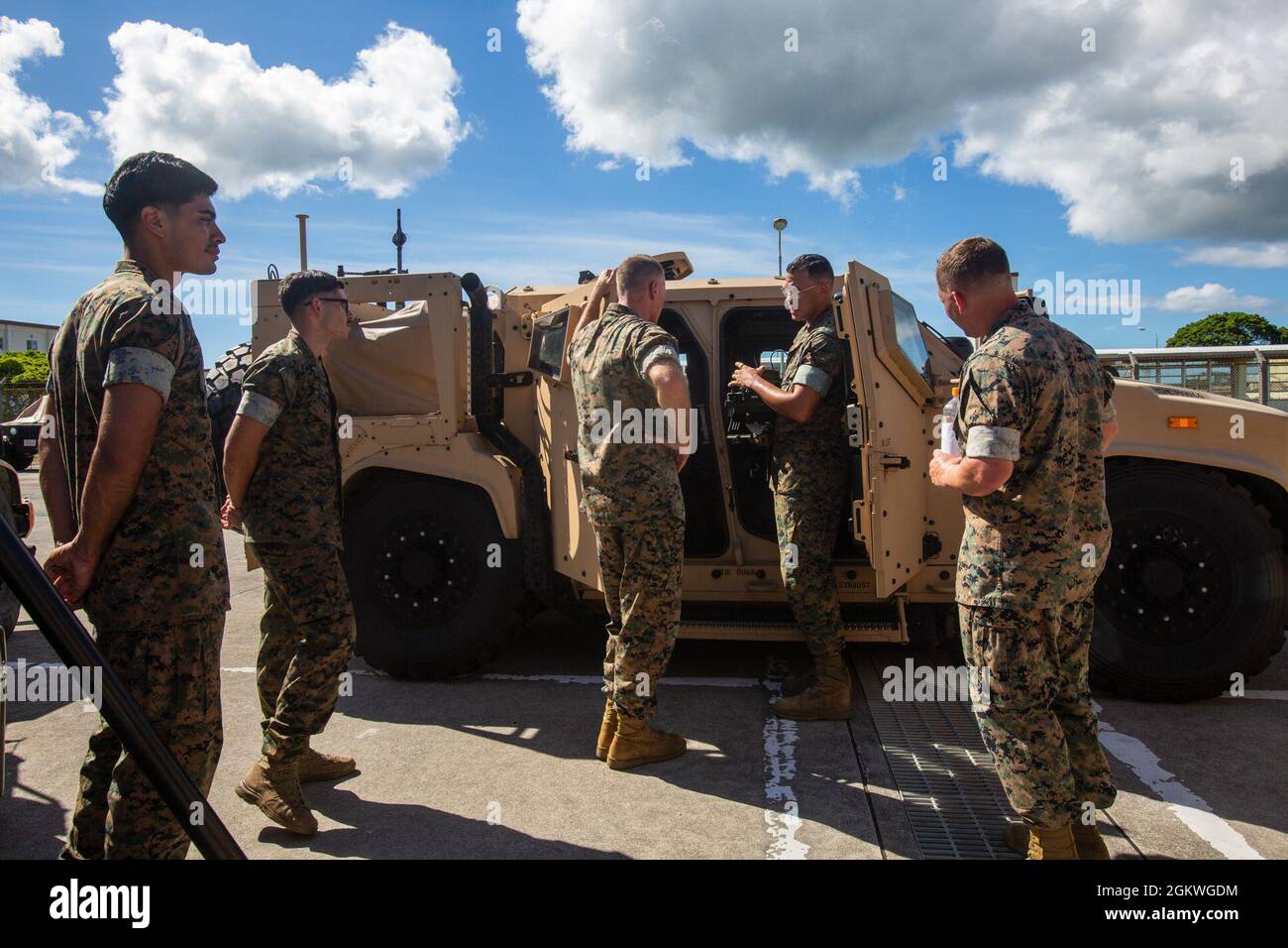 U.S. Marine Corps Lt. Gen. Steven R. Rudder (center), commander, U.S ...