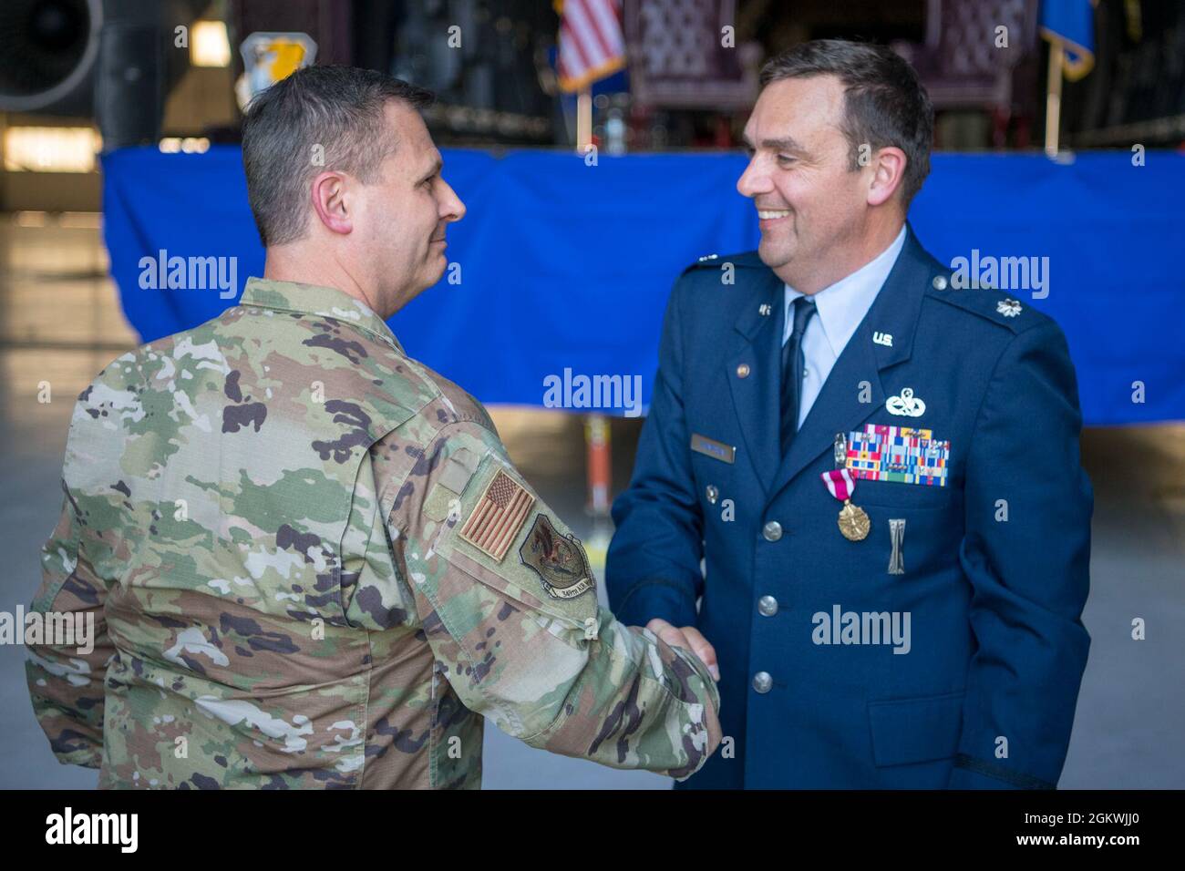 Col. Lee Merkle shakes hands with Lt. Col. Carlton Thompson after his ...