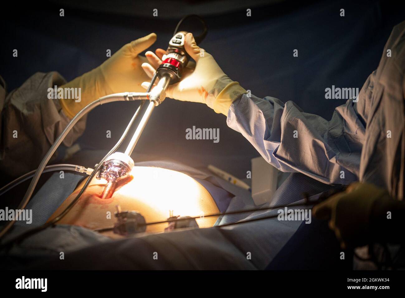 U.S. Navy Sailors with Fleet Surgical Team 7 conduct a laparoscopic ...