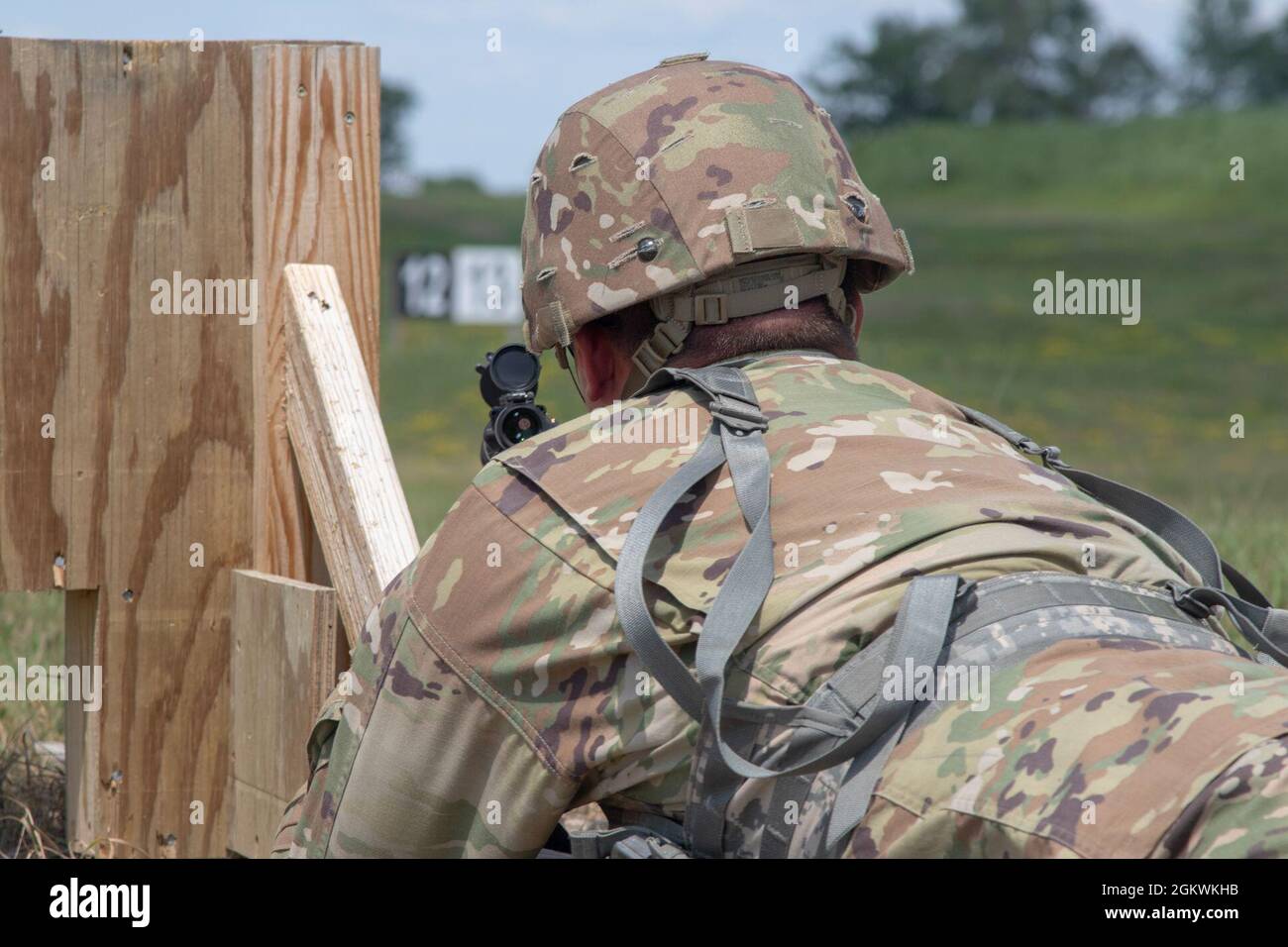 Soldiers of the 1-147th FA, South Dakota National Guard conduct weapons ...