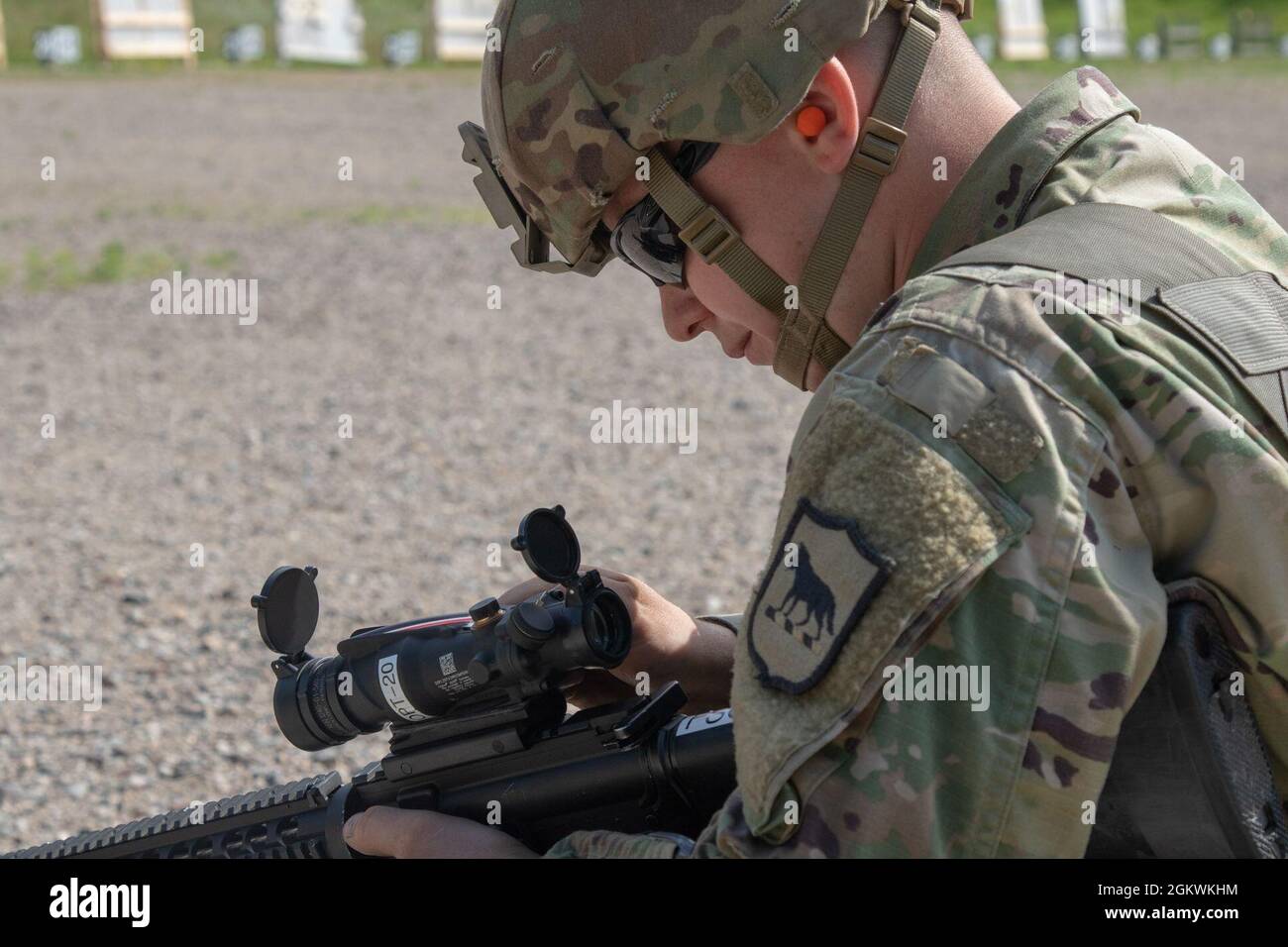 Soldiers of the 1-147th FA, South Dakota National Guard conduct weapons ...