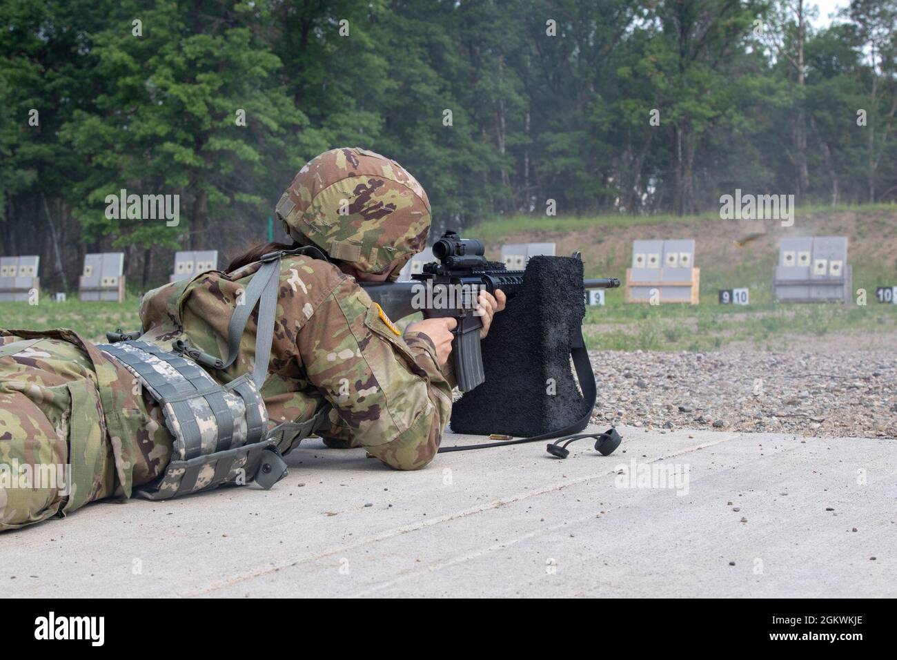 Soldiers of the 1-147th FA, South Dakota National Guard conduct weapons ...