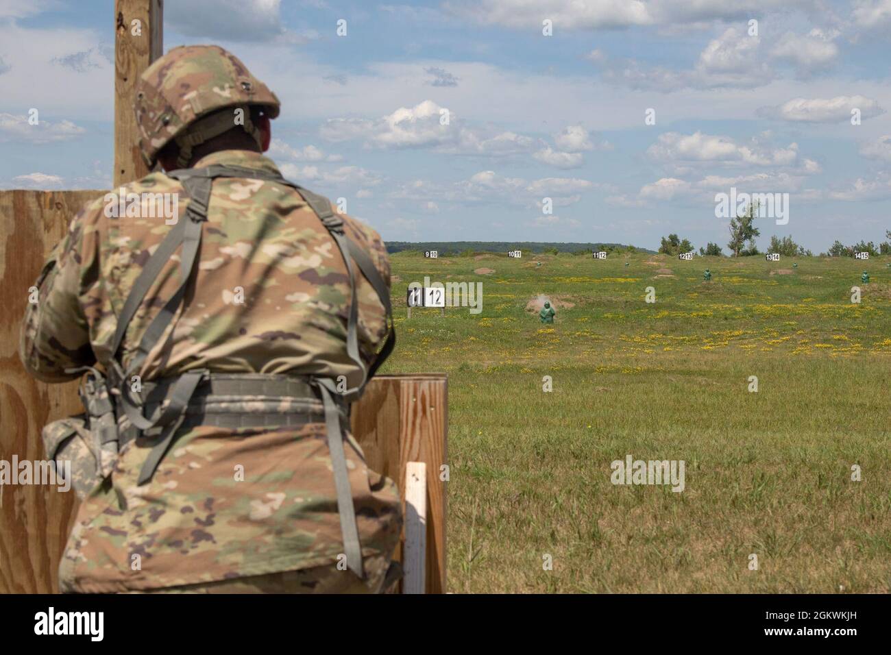 Soldiers of the 1-147th FA, South Dakota National Guard conduct weapons ...