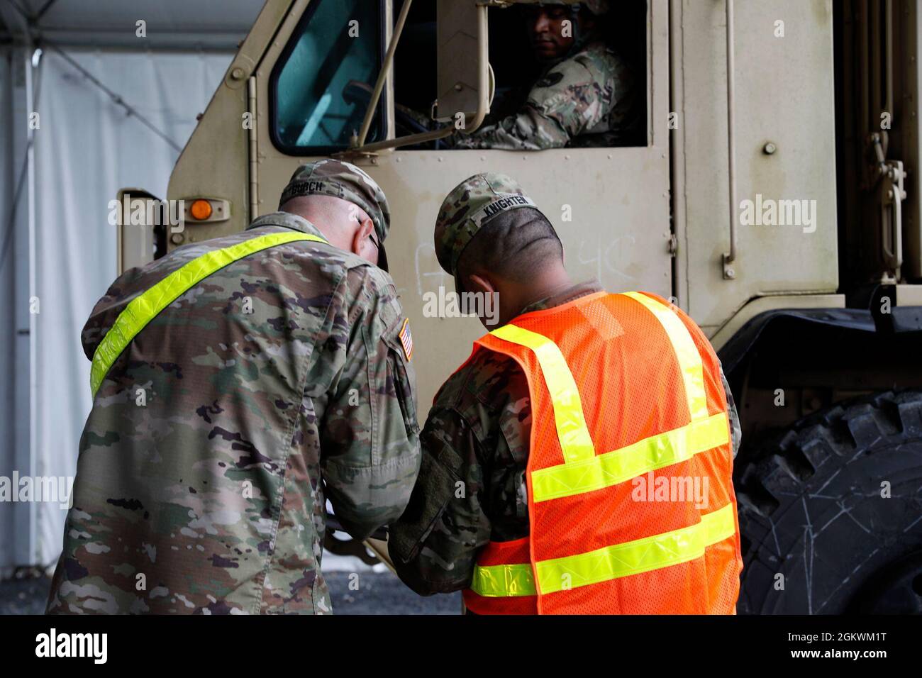 Arkansas Army National Guard Soldiers assist with in-processing ...