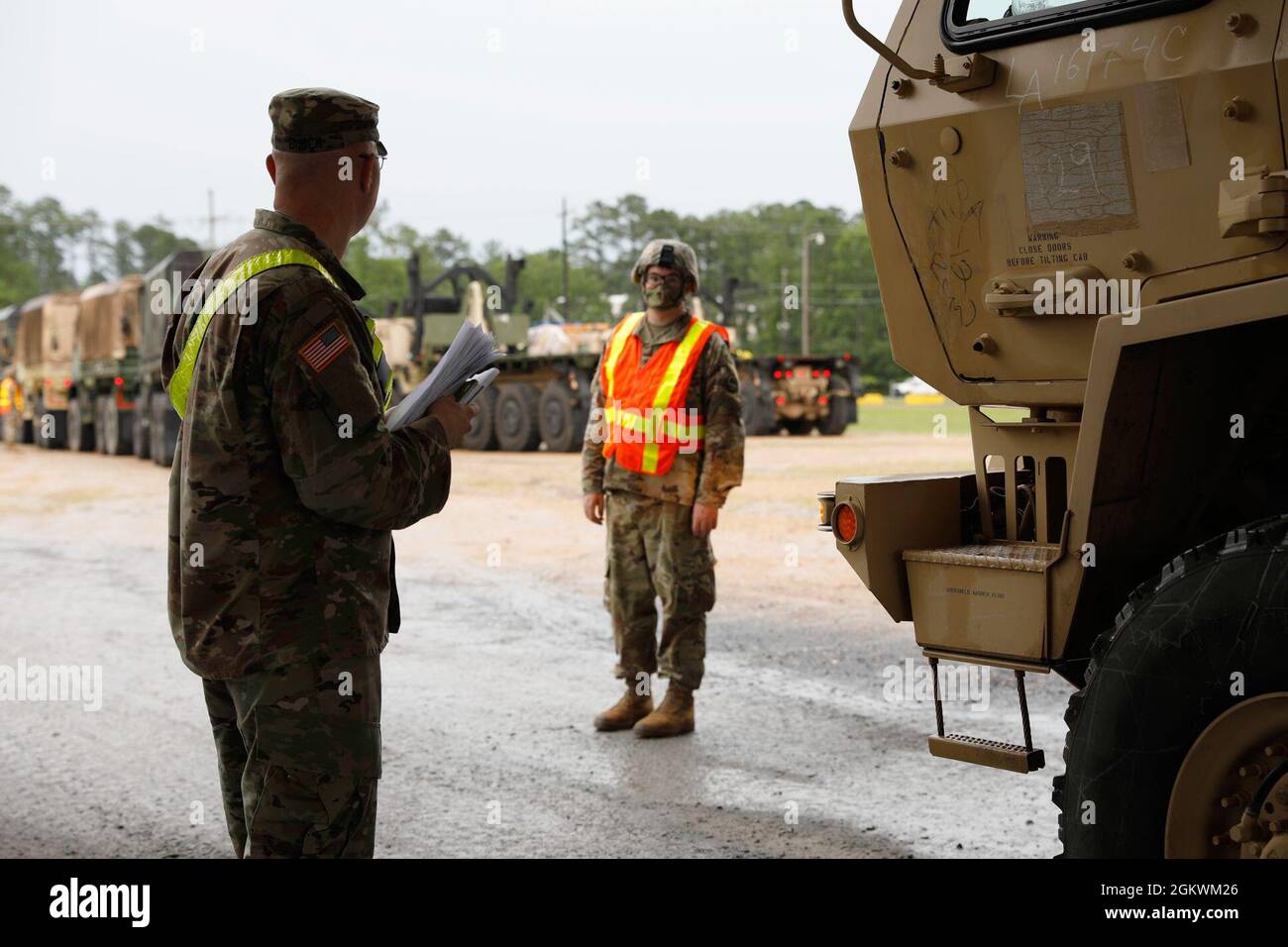 Arkansas Army National Guard Soldiers assist with in-processing ...