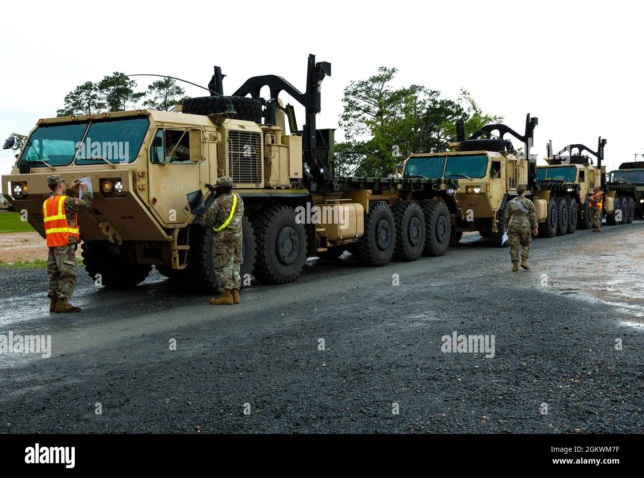 U.S. Army National Guard Soldiers assigned to the 1086th Transportation ...