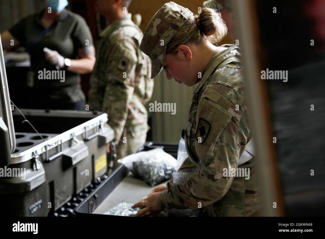 U.S. Army National Guard Soldiers assigned to Alpha Battery, 1st ...