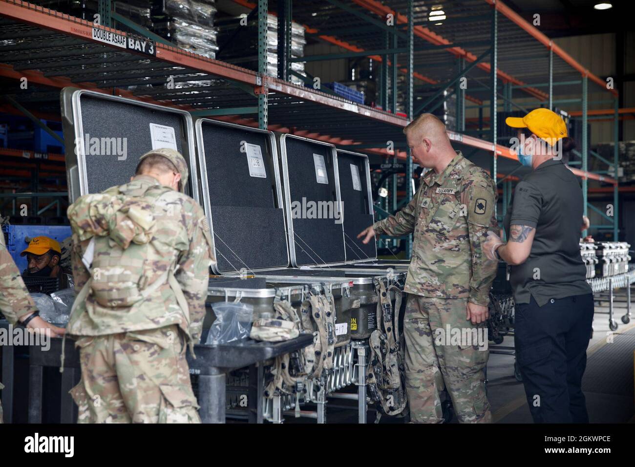 U.S. Army National Guard Soldiers assigned to 1-206 Field Artillery ...