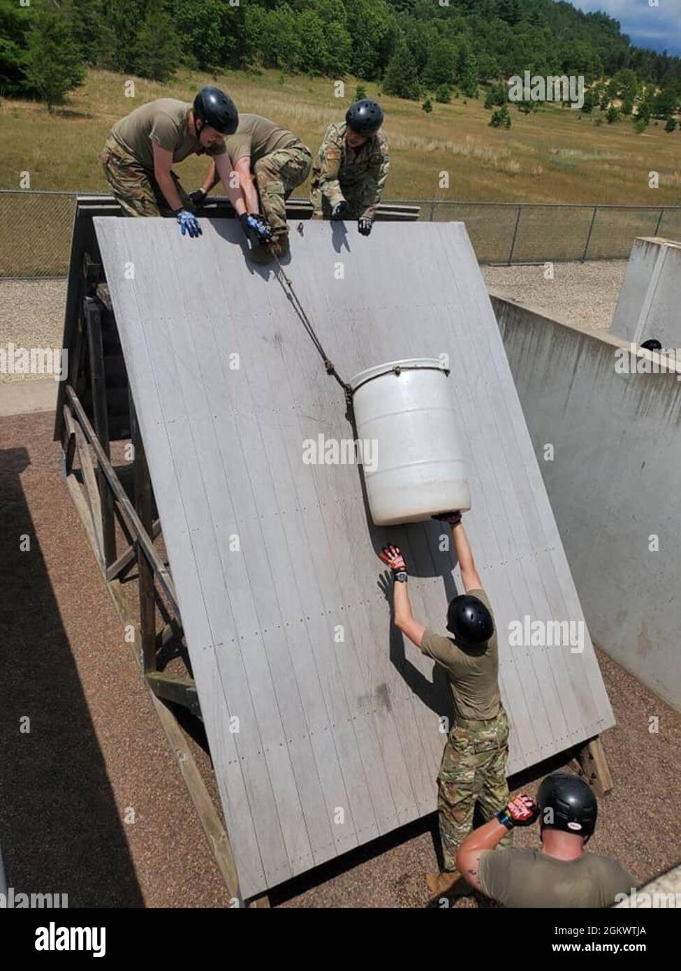 Airmen assigned to the Ohio Air National Guard's 178th Wing Security ...