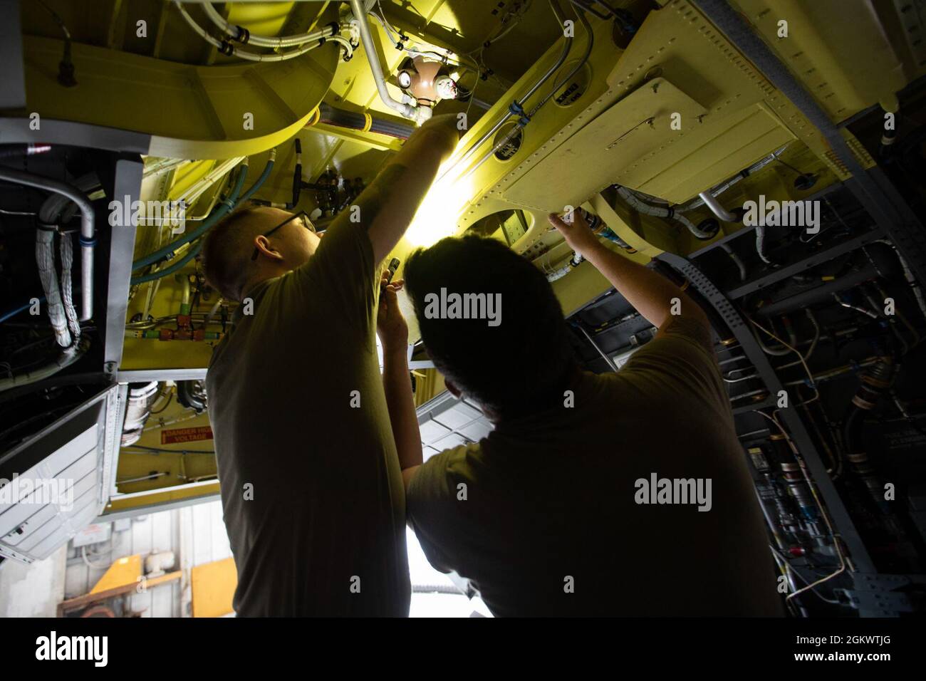 Maintenance Soldiers assigned to the 2nd Battalion, 3rd General Support ...