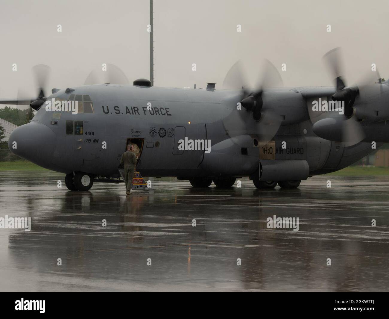 Airmen assigned to the 158th Fighter Wing, Vermont Air National Guard ...