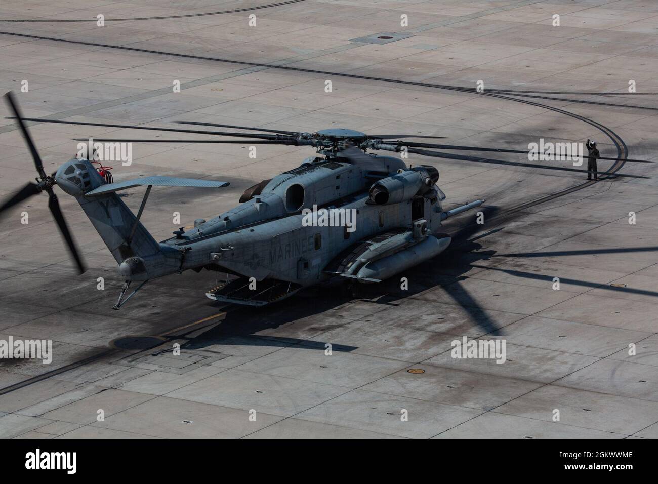 U.S. Marine Corps CH-53E Super Stallion with Marine Aircraft Group (MAG ...