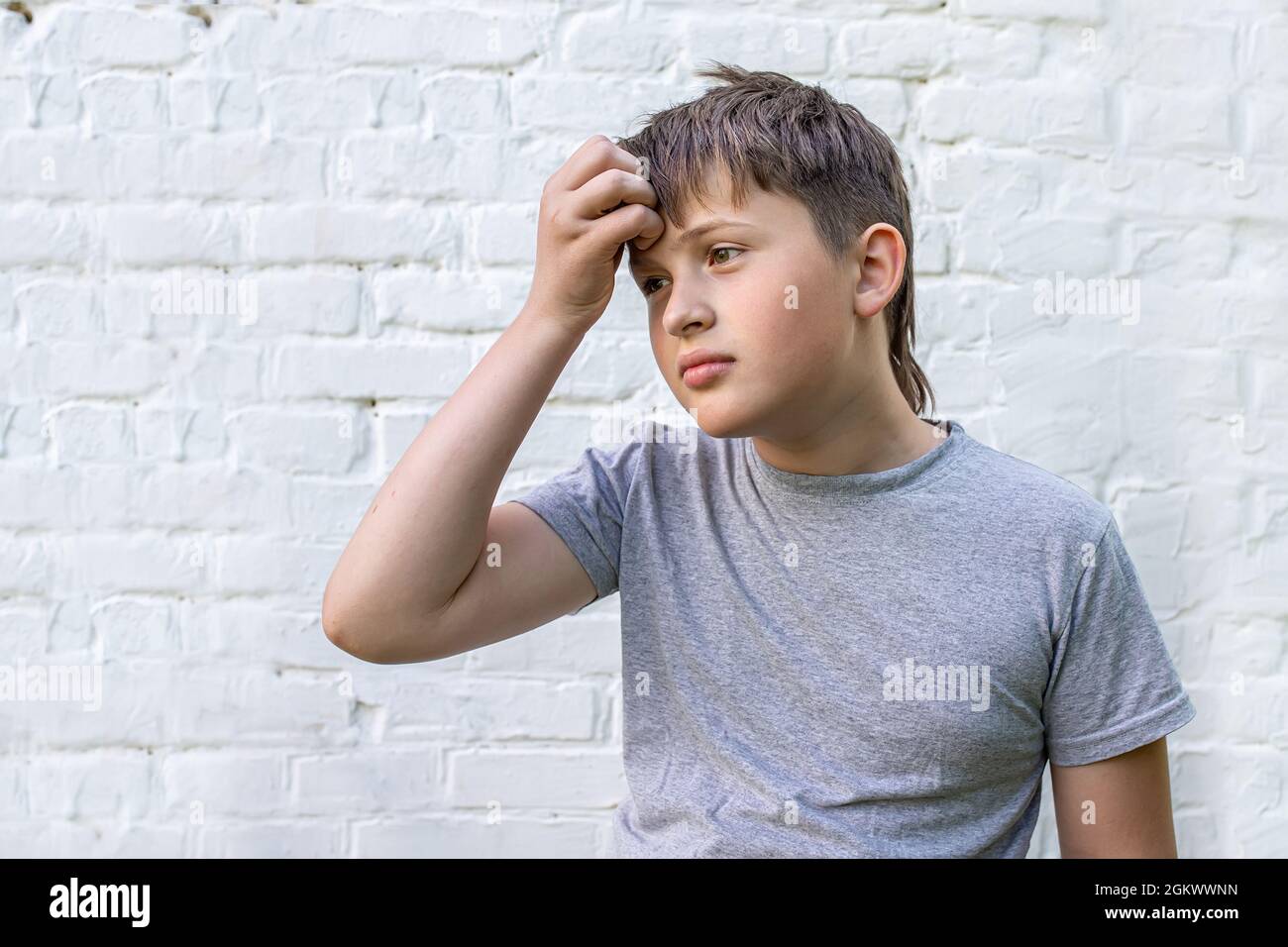 Scratches forehead hi-res stock photography and images - Alamy