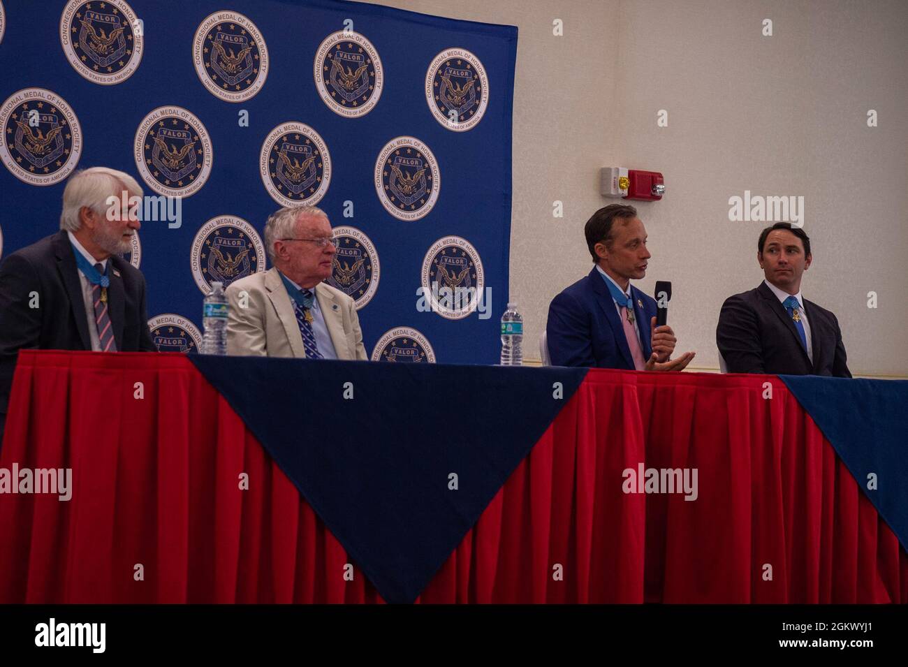 U.S. Navy (Ret.) Master Chief Britt K. Slabinski, a Medal of Honor ...
