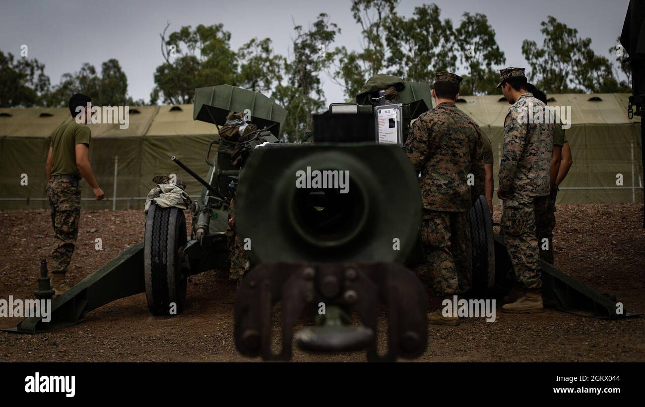 U.S. Marines with Golf Battery, Battalion Landing Team 3/5, 31st Marine ...