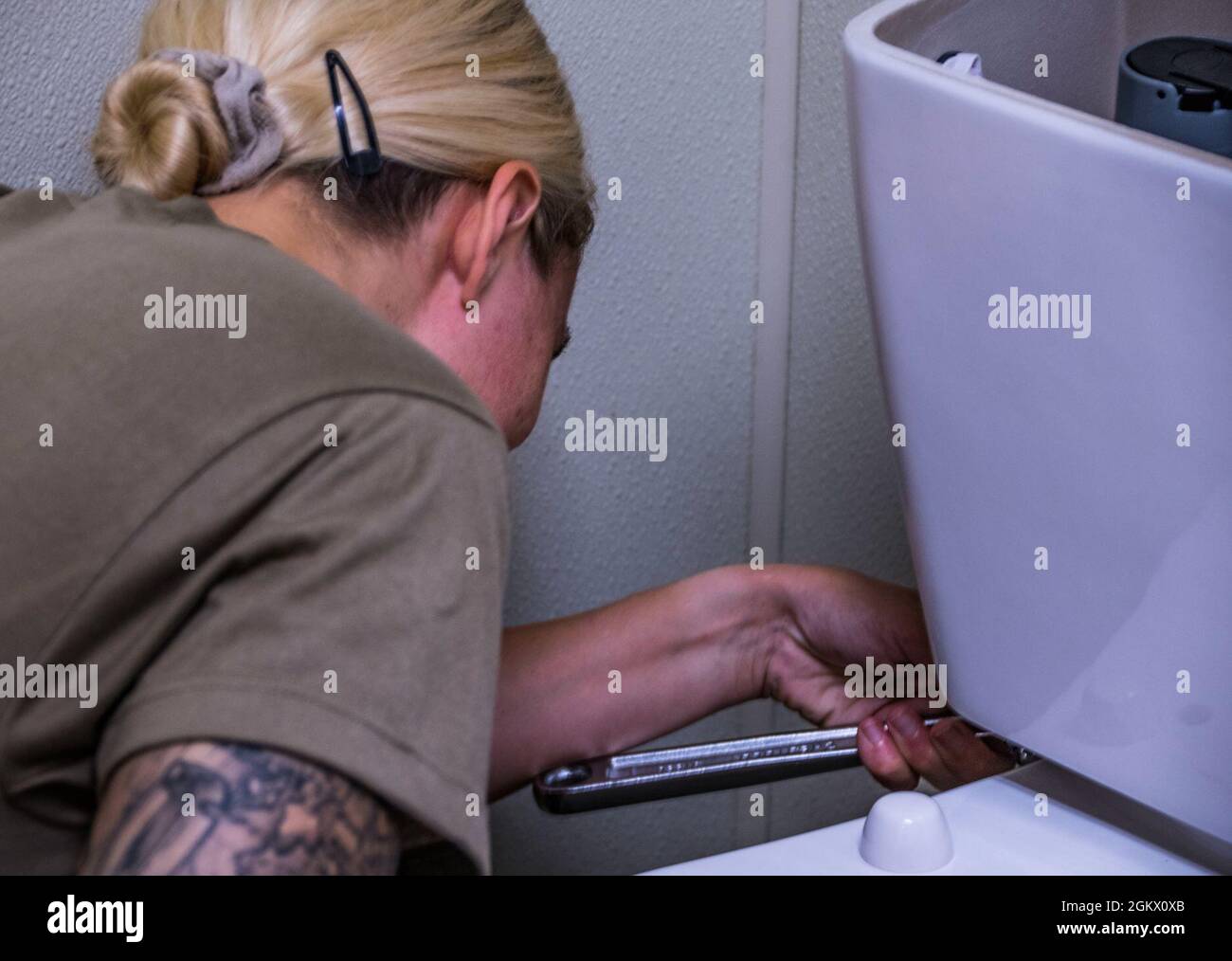 Install a toilet hi-res stock photography and images - Alamy