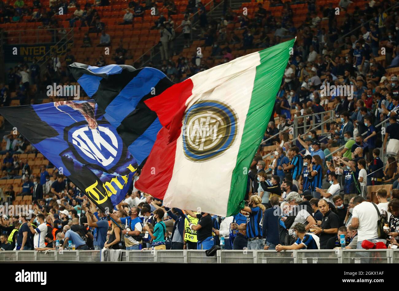 Real madrid fans waving hi-res stock photography and images - Alamy