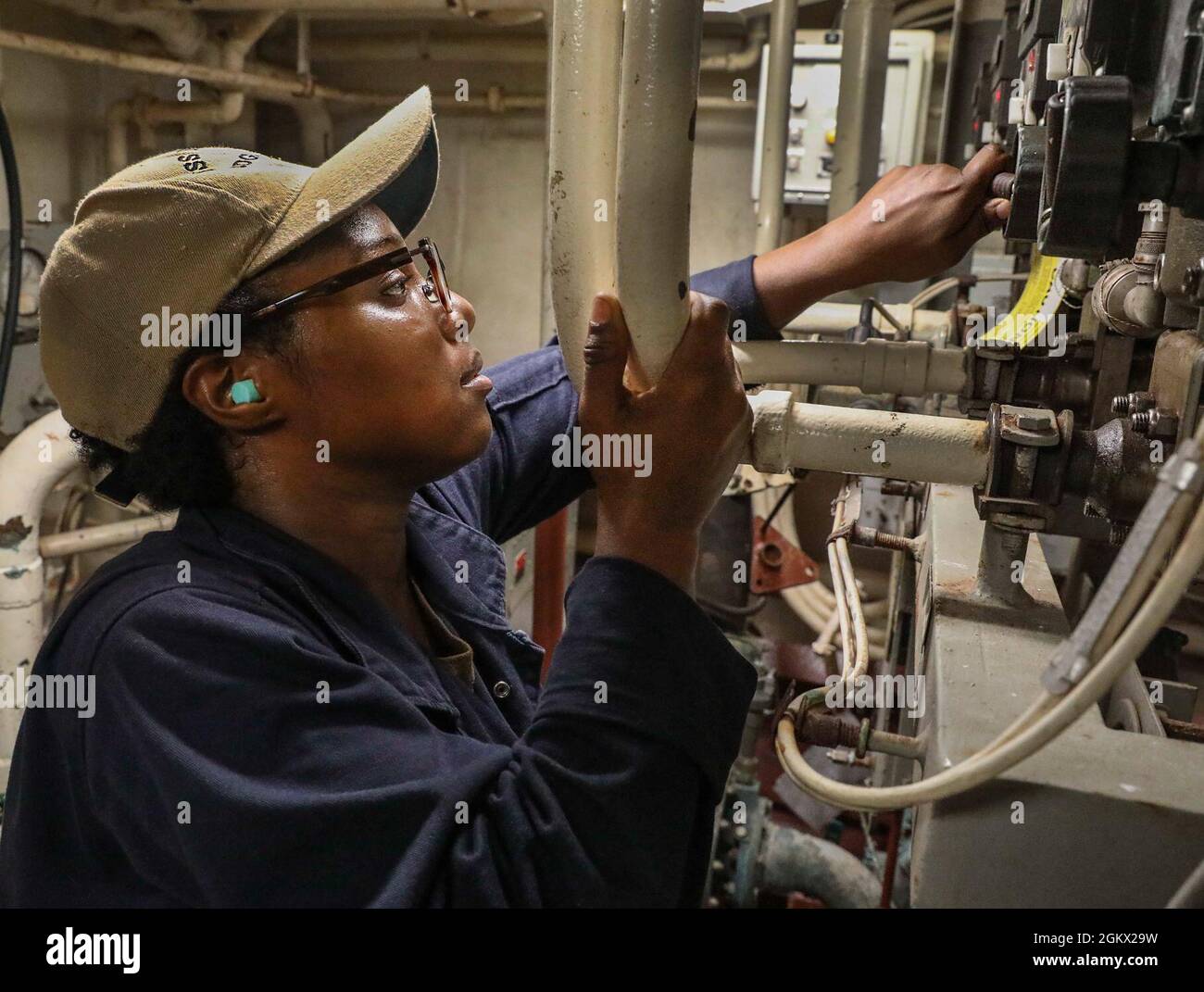 Machinist’s Mate Fireman Apprentice Aasiyah Cutchin, from Dallas, turns ...