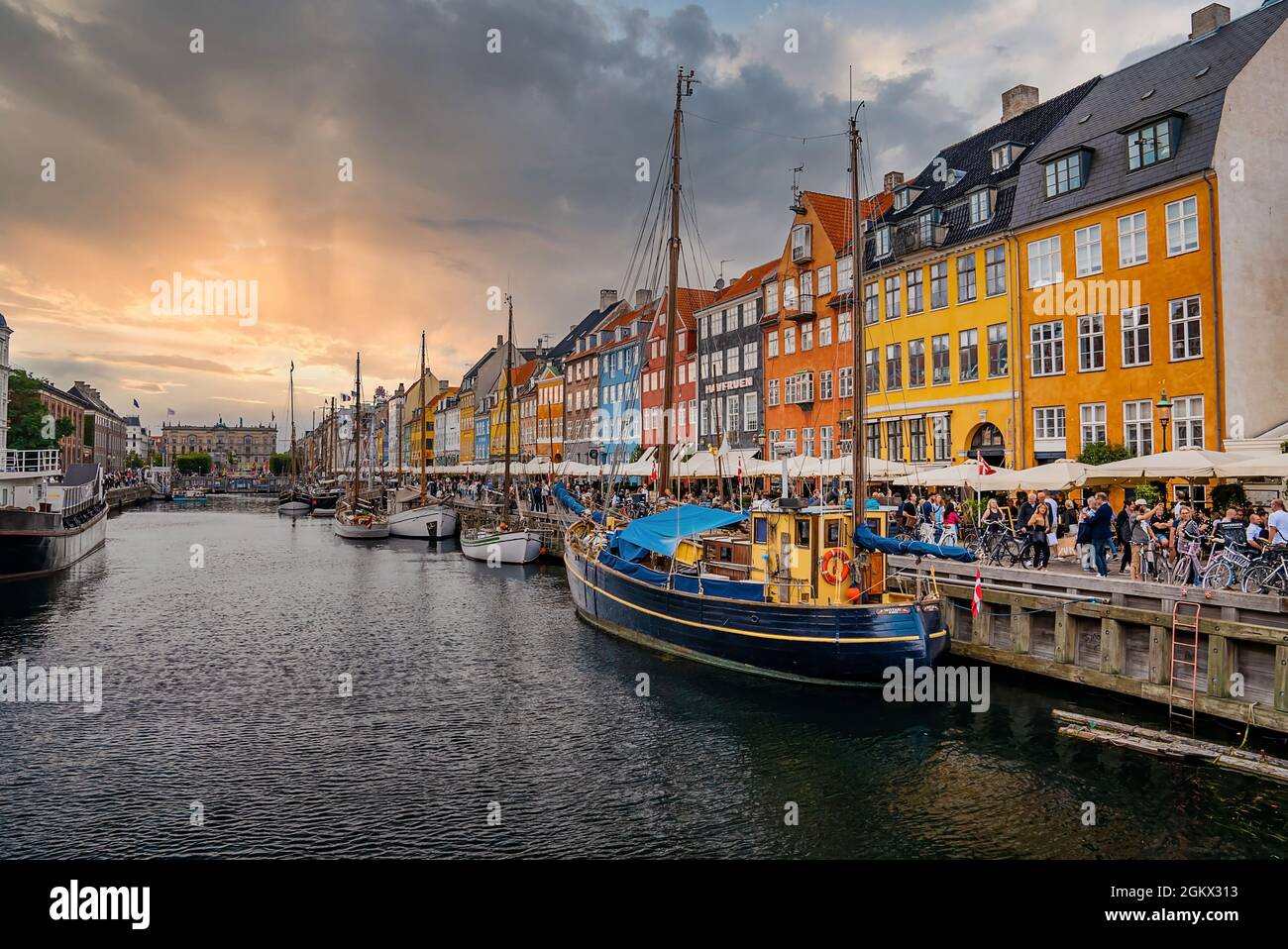 Famous Nyhavn pier with colorful buildings and boats in Copenhagen ...