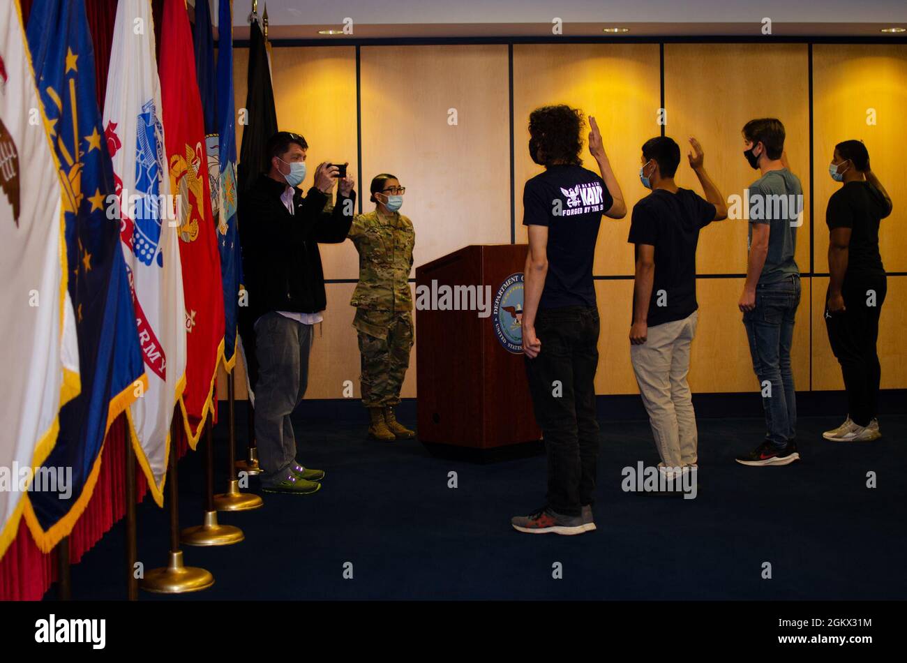 Applicants take the oath of enlistment at Chicago Military Entrance ...