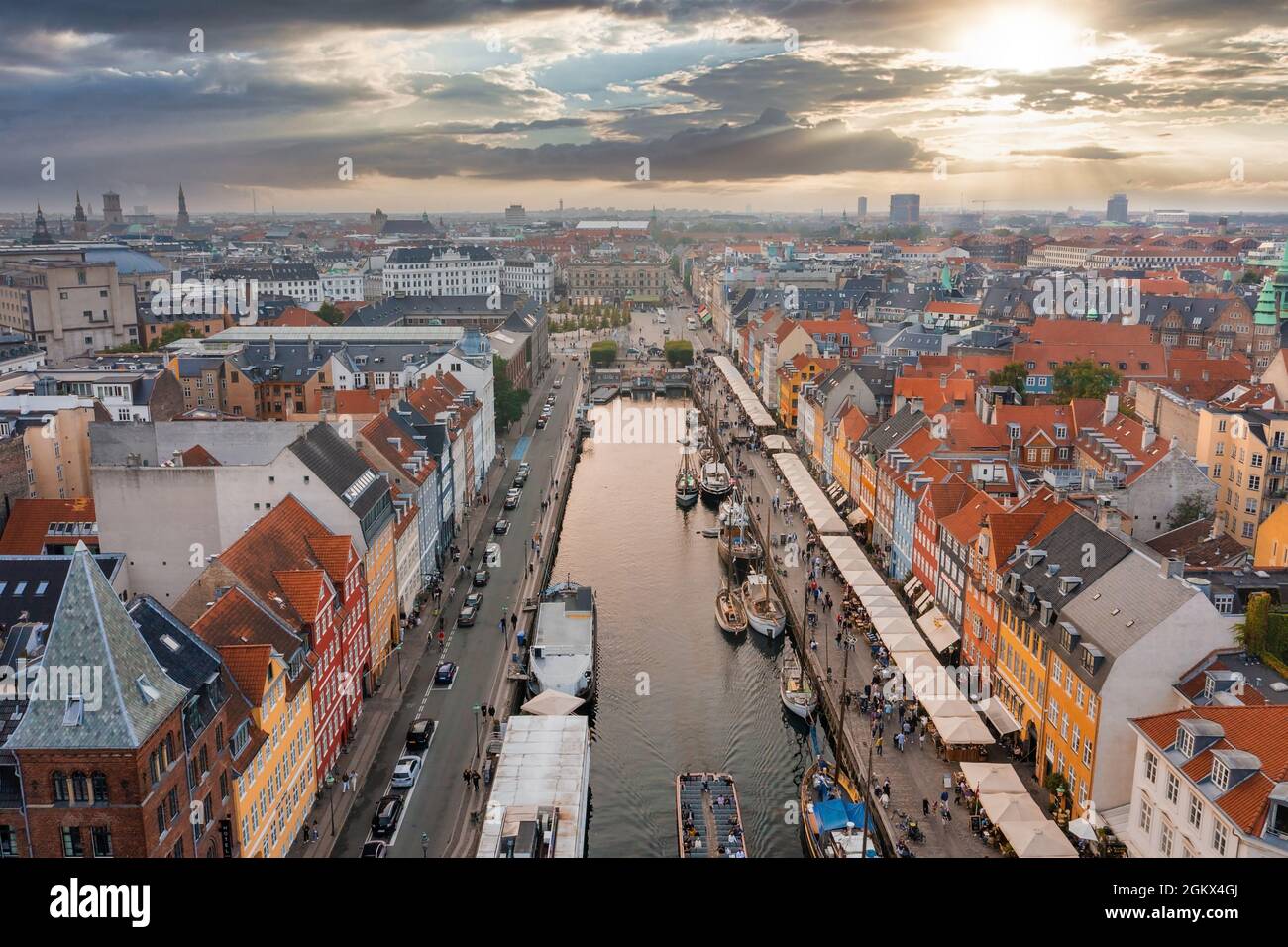 Famous Nyhavn pier with colorful buildings and boats in Copenhagen ...