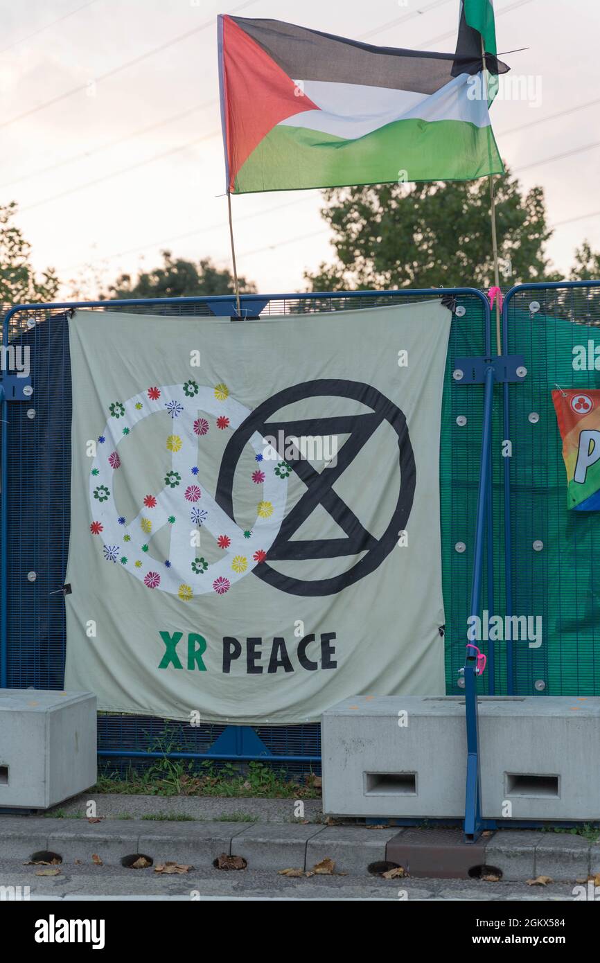 ExCel London, 15 September 2021. Anti-war campaigners (stop the arms ...
