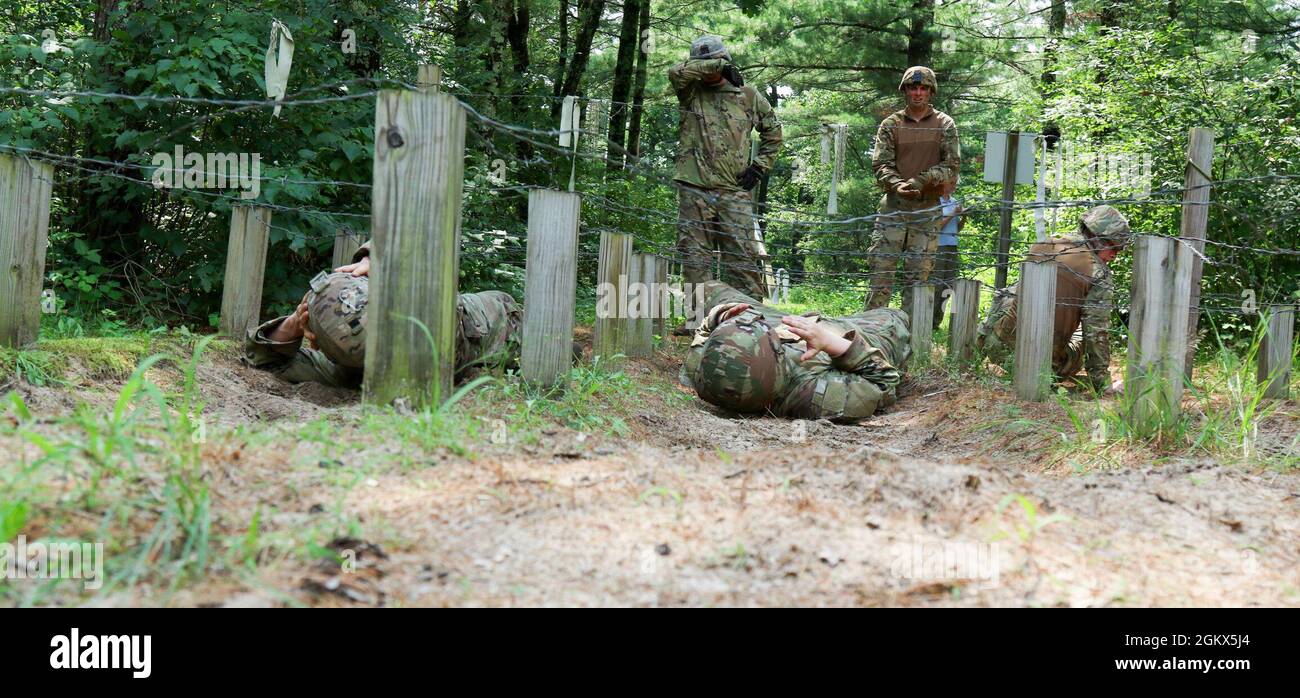 Army Reserve Soldiers from the 402nd Engineer Company (Sapper ...
