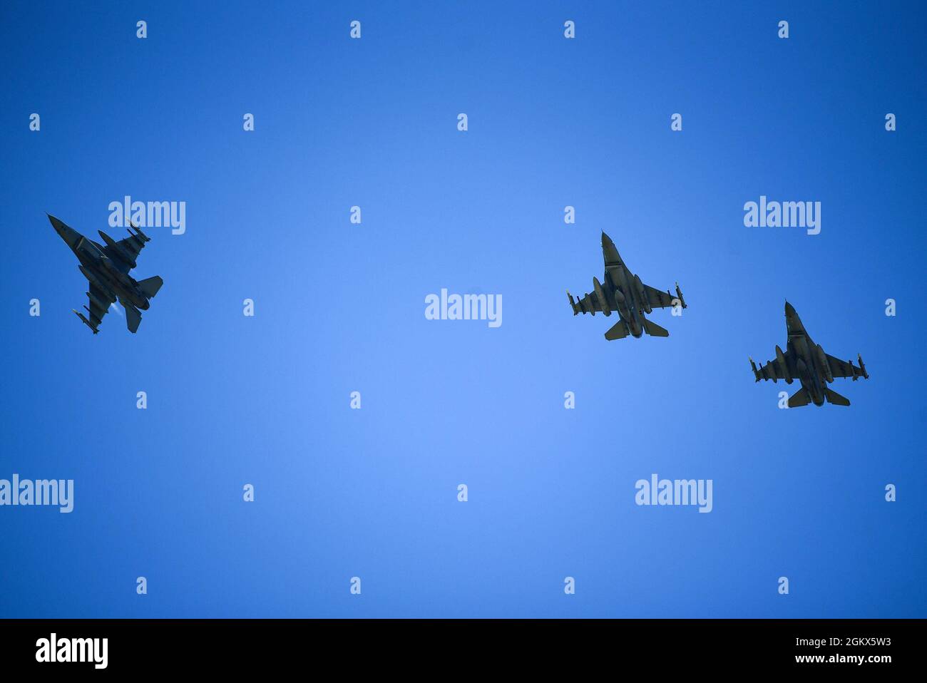 Three F-16 Fighting Falcons fly in formation above Kunsan Air Base ...