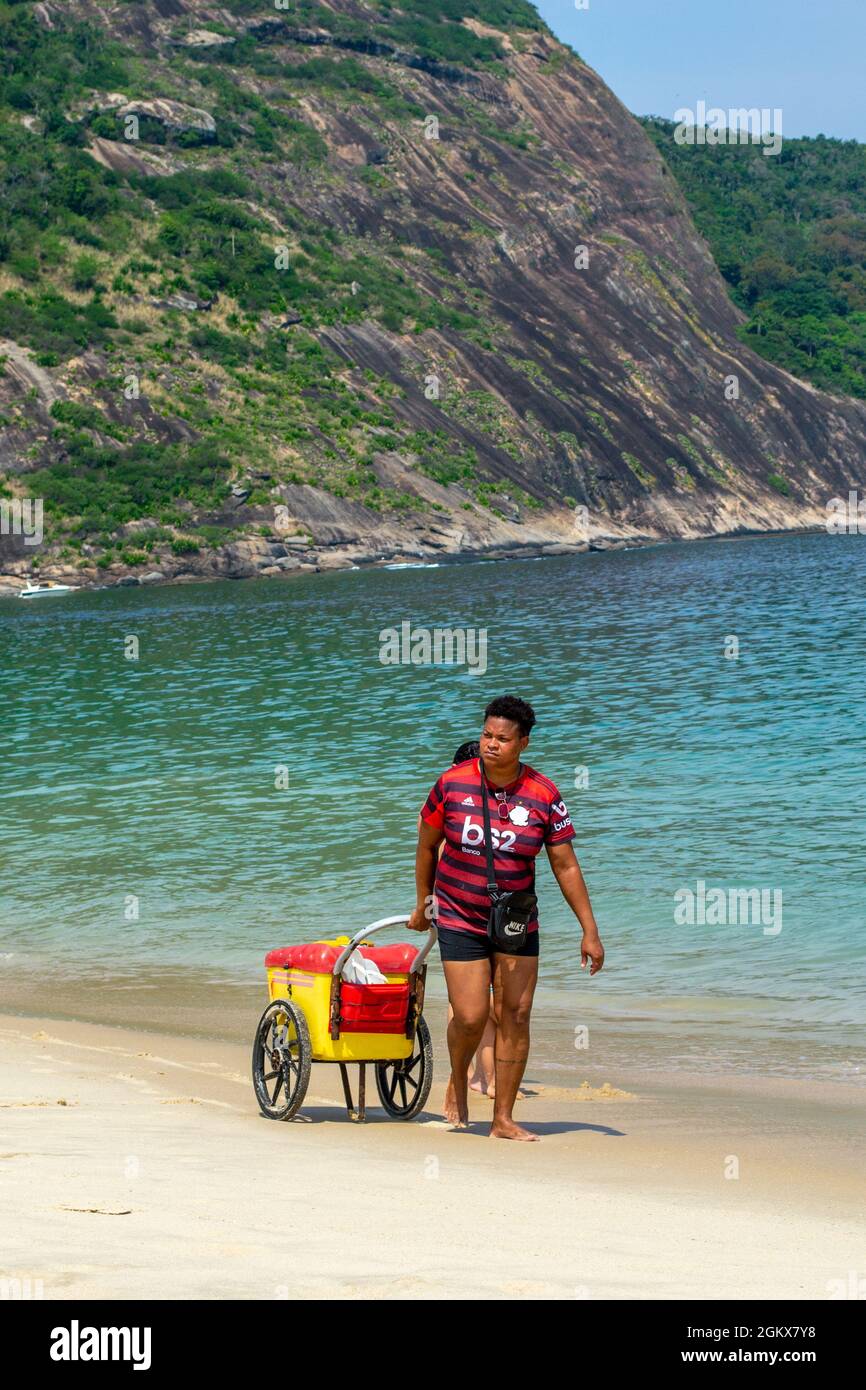 Man pulling cart hi-res stock photography and images - Alamy