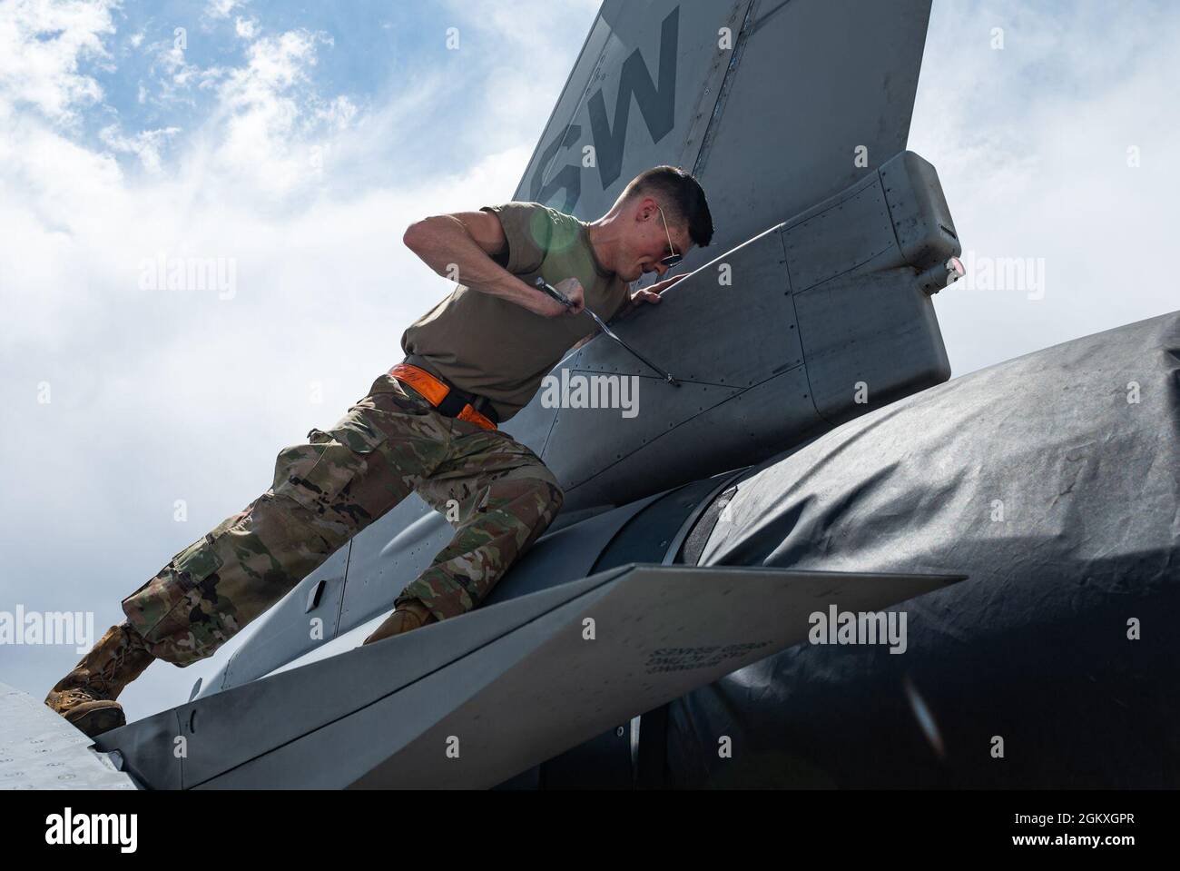 Airman 1st Class Mason Skidmore, F-16 Fighting Falcon avionics ...